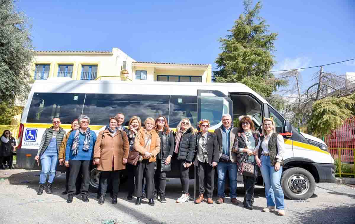 Πάτρα: Σε κυκλοφορία το νέο mini-bus για τα παιδιά των ΚΔΑΠ-ΑμεΑ του ...